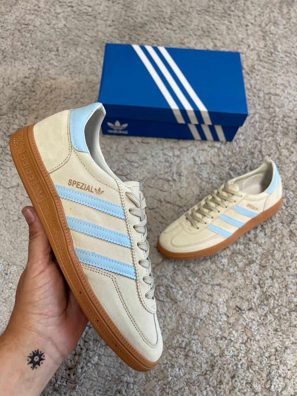 ADIDAS SPEZIAL BEIGE LINEAS AZULES LOGO DORADO – zapasstreet